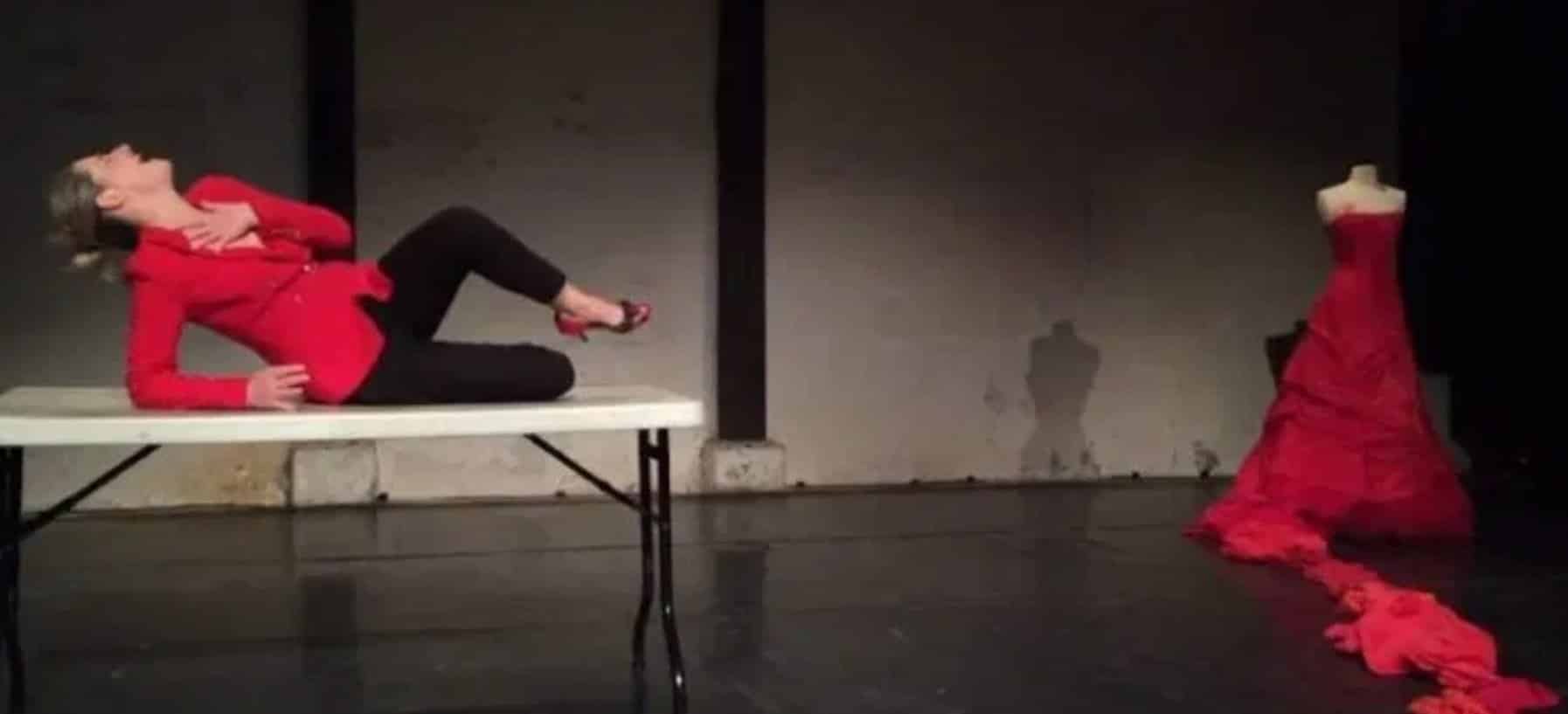 Aline Stinus dans Tout sur le rouge - Sceneweb