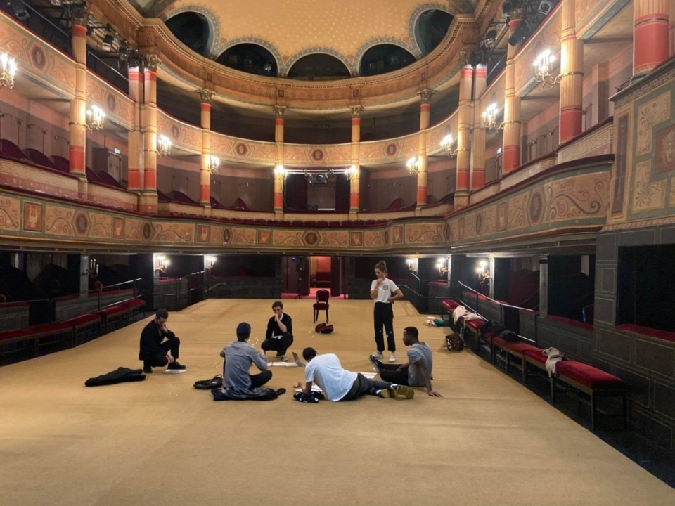 Simon Falguières met en scène Le Rameau d'Or avec les élèves du ...