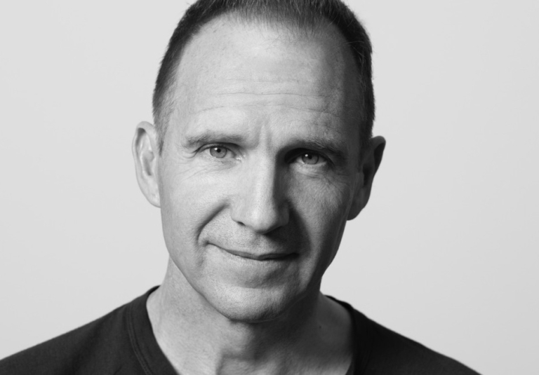 Ralph Fiennes signe sa première mise en scène d'Opéra à Paris avec ...